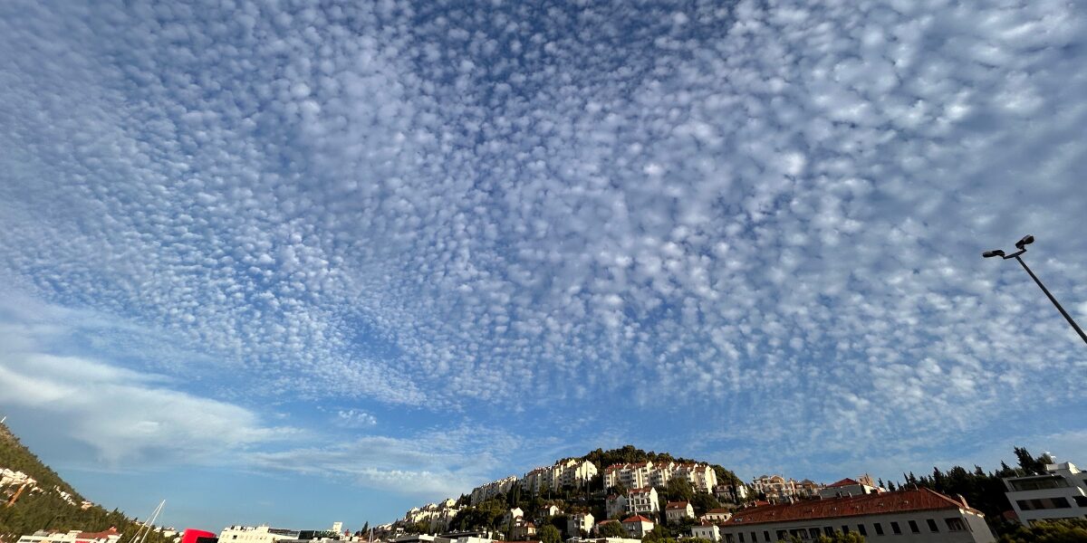 Zanimljiva igra oblaka ne nebu iznad Grada, ali ima važno značenje za ...