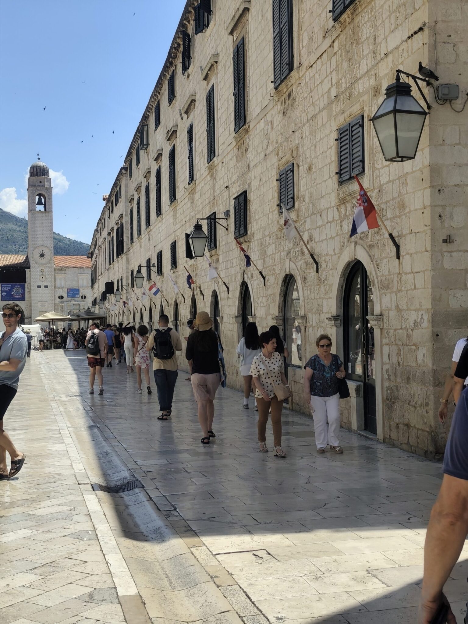 [FOTO] Praznik bez zastoja: Većina butiga zatvorena, ali na Stradunu i ...