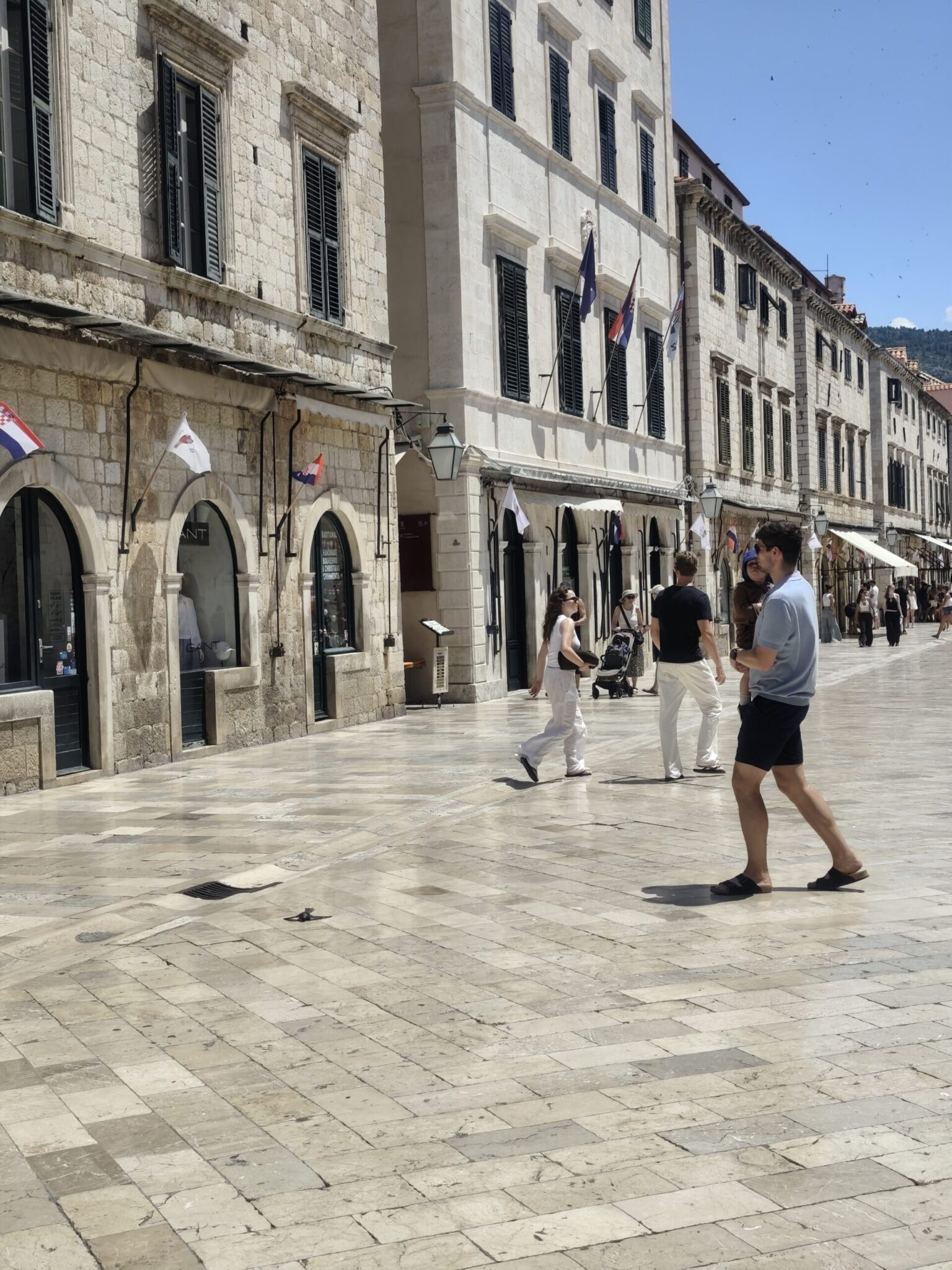 [FOTO] Praznik bez zastoja: Većina butiga zatvorena, ali na Stradunu i ...